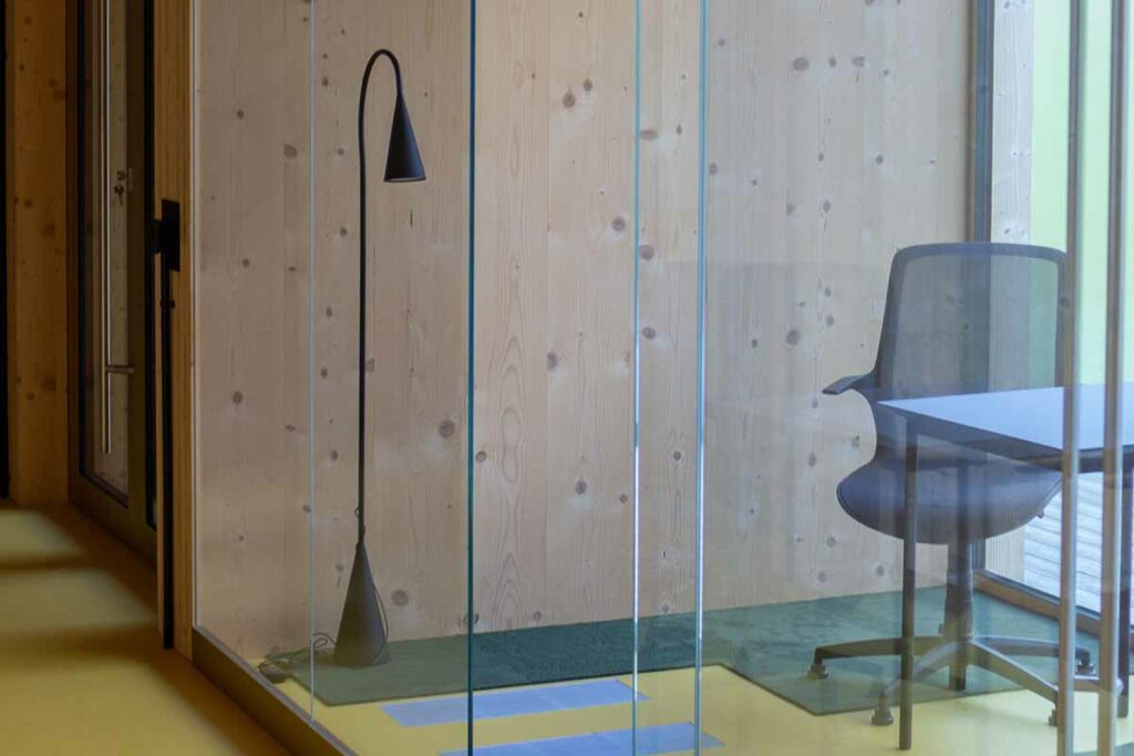 Come illuminare una stanza senza finestre: 6 pratiche idee