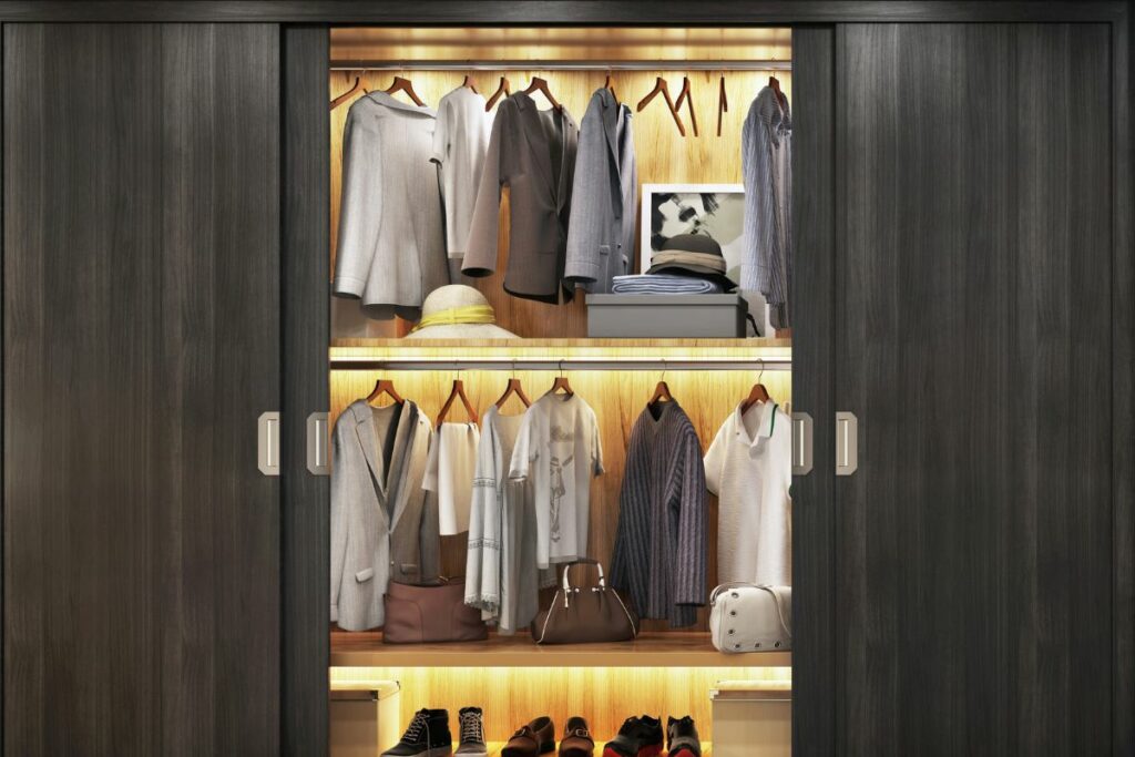 Sistemi di apertura ante armadio: maniglia, gola, push-pull